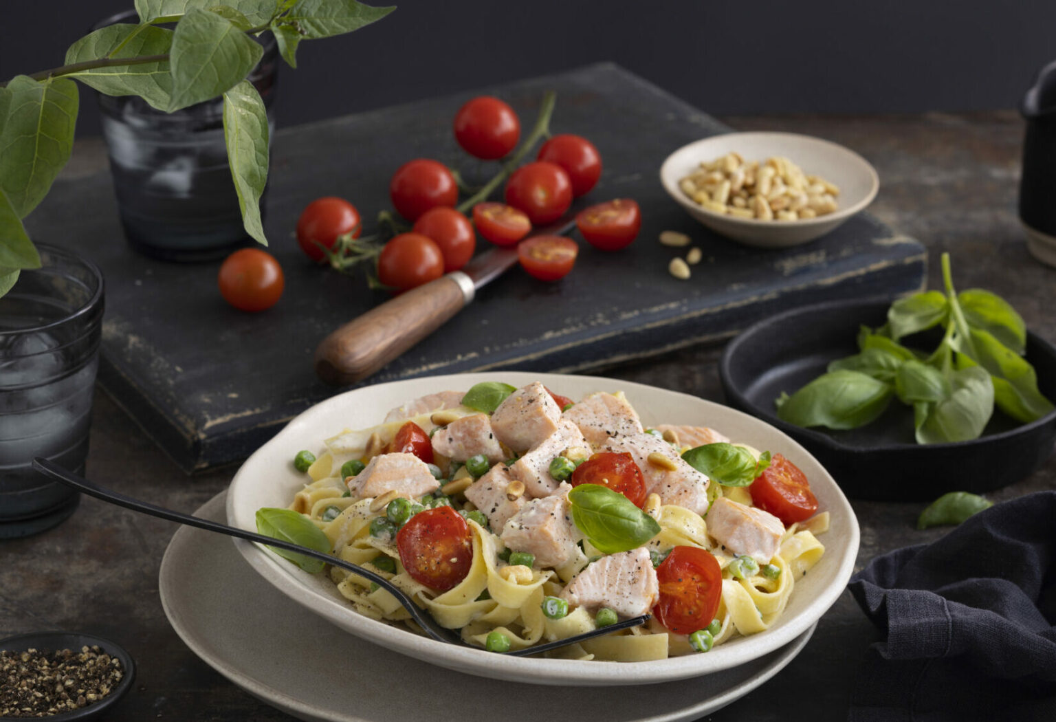 Creamy salmon with basil and tomatoes - a quick and tasty everyday dish ...