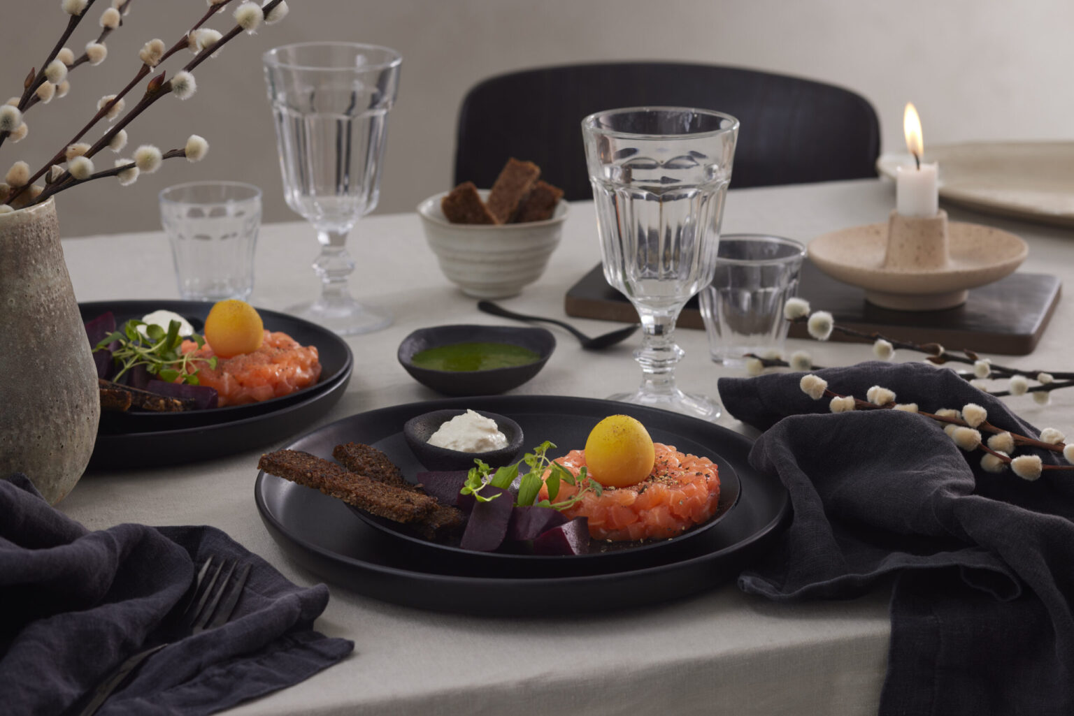 Salmon tartare with toasted rye bread - Frøya Salmon