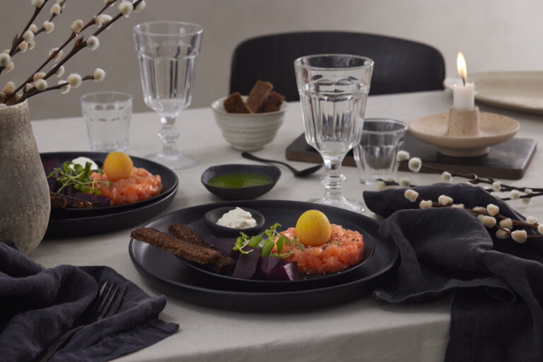 Salmon tartare with toasted rye bread - Frøya Salmon